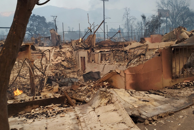 Los incendios devastan una iglesia del sur de California, a sus ...